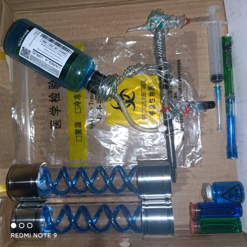 生化危机箱子里面有t病毒和解毒剂注射器注射枪还有样本袋子还有...