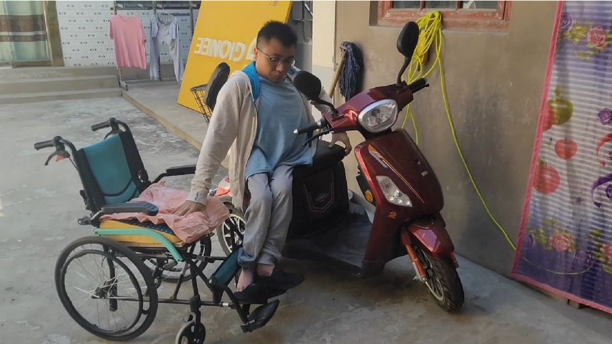 残疾人真不容易!修手机换屏开电动车跑30公里,到底能赚多少钱?