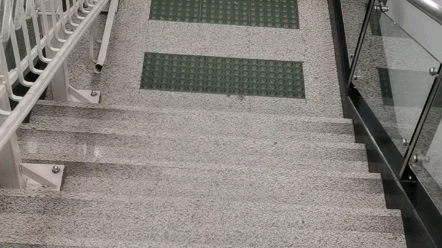 广州地铁最窄楼梯的楼梯升降机