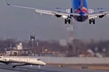 美国一客机降落时差点与一私人飞机相撞,多亏飞行员迅速拉起复飞