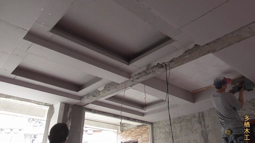 家装吊顶中间有条梁,木工想出这个办法做了四个灯带,超美