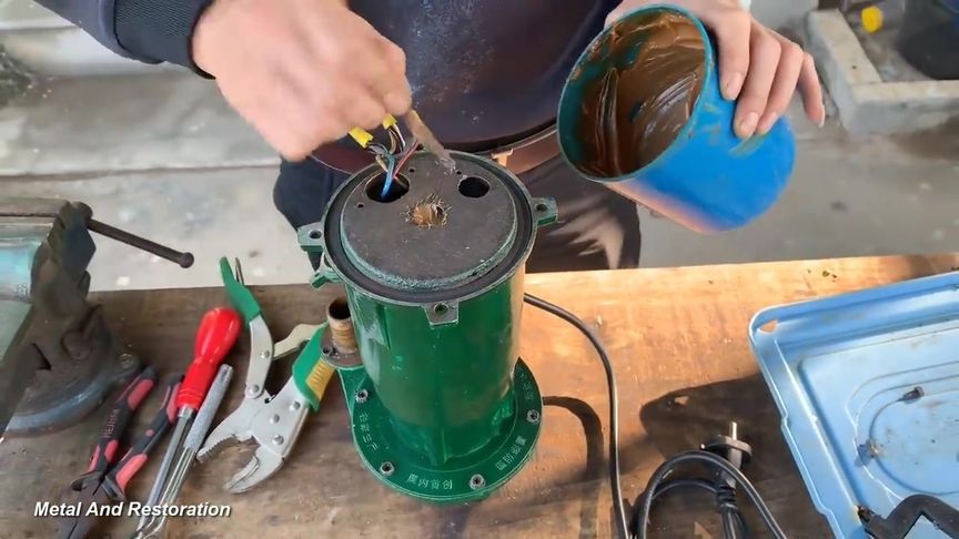 潜水泵坏了,看小哥怎么把它修复。喜欢的点赞收藏。