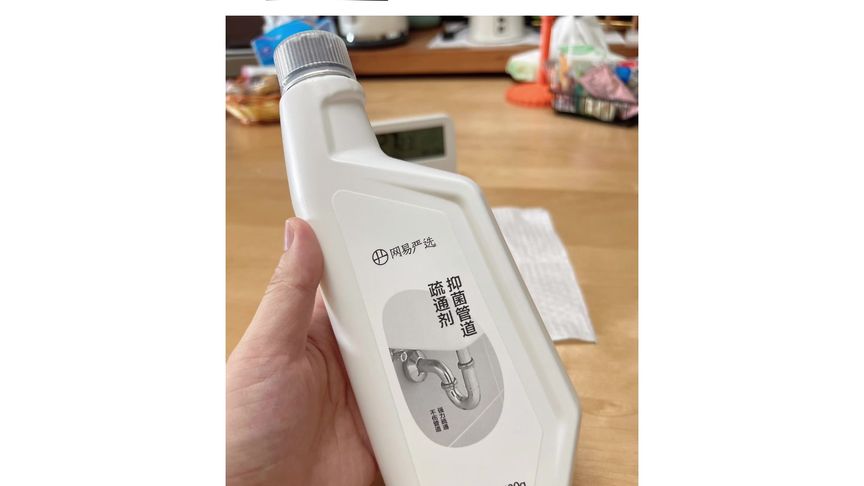 家里备上几瓶管道疏通剂,时不时的倒点进去,下水道也不易堵塞