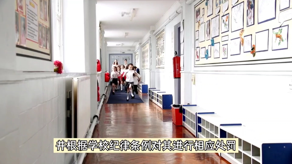 学校回应男生校内晒秋裤被女生剪烂