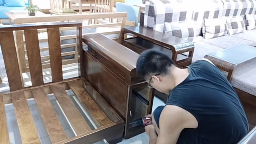 阿星安装木架沙发,其实安装很简单,看完省下一笔安装费