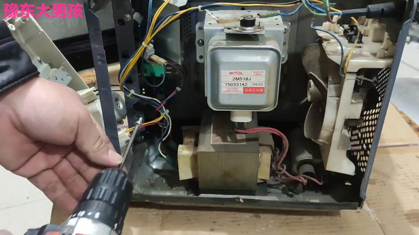 微波炉不通电,小伙修到3分多钟时讲出了关键,太实用了