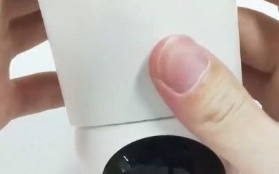 如何安装和拆卸摄像头底座?