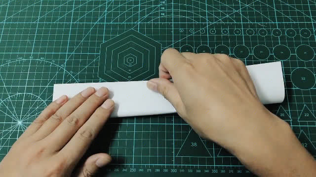 折纸回旋镖玩具,做法简单,一张A4纸.