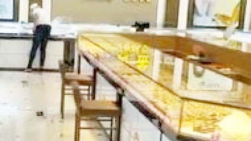 女子持哑铃狂砸金店柜台,翡翠饰品狠狠扔地上,疑似精神病患者