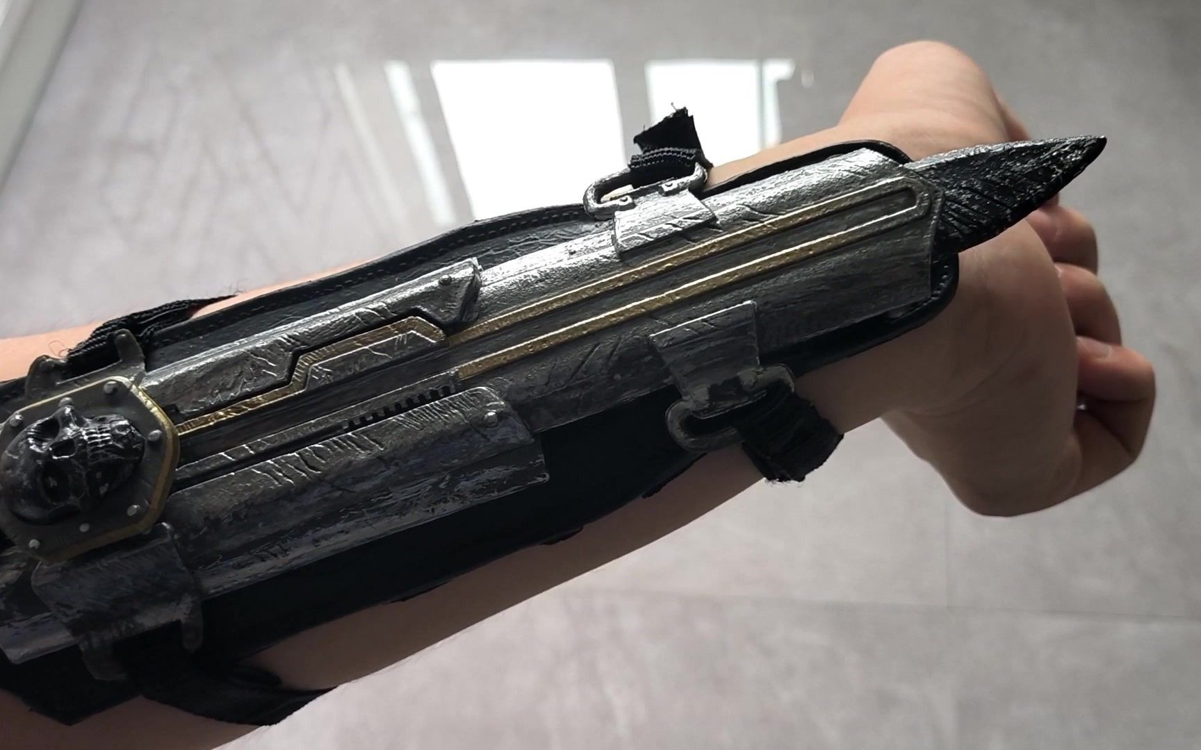 上大学时买的刺客信条玩具袖剑