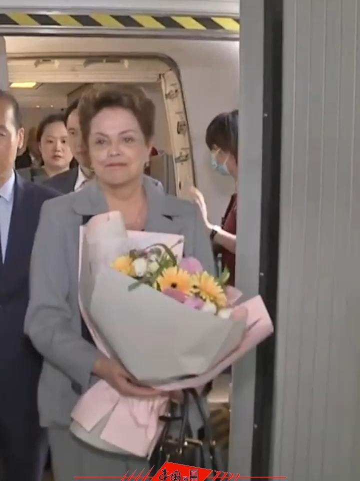 新开发银行行长罗塞夫乘机抵达北京