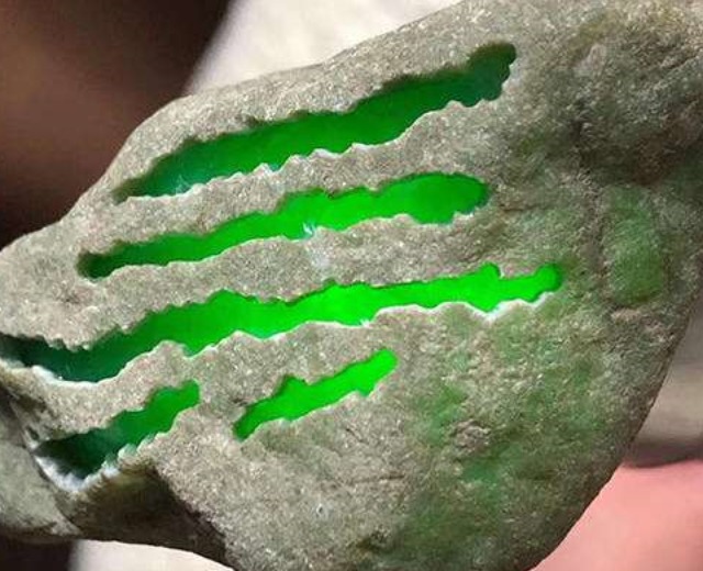 大姐夫刚收的翡翠原石,现场切开后惊艳了,你们说能换辆宝马吗?