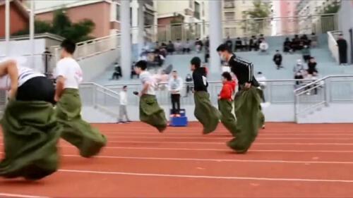 学校举办运动会,各班各级积极踊跃的报名参加,学生们拼搏的样子真帅!