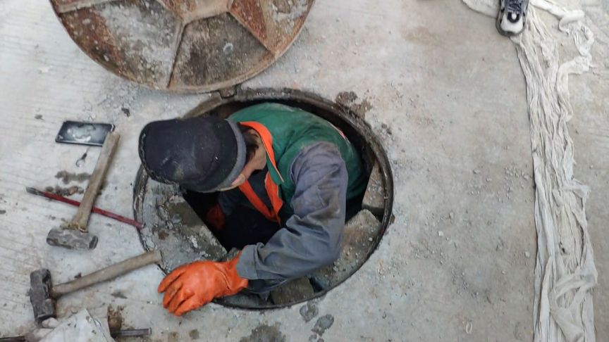 小区的污水井被水泥封住,整顿楼连厕所都不能上,太气人了