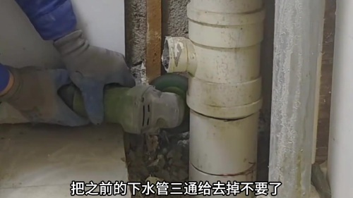 厨房里加卫生间你见过吗?你看师傅是怎么改下水管的?太先进了!