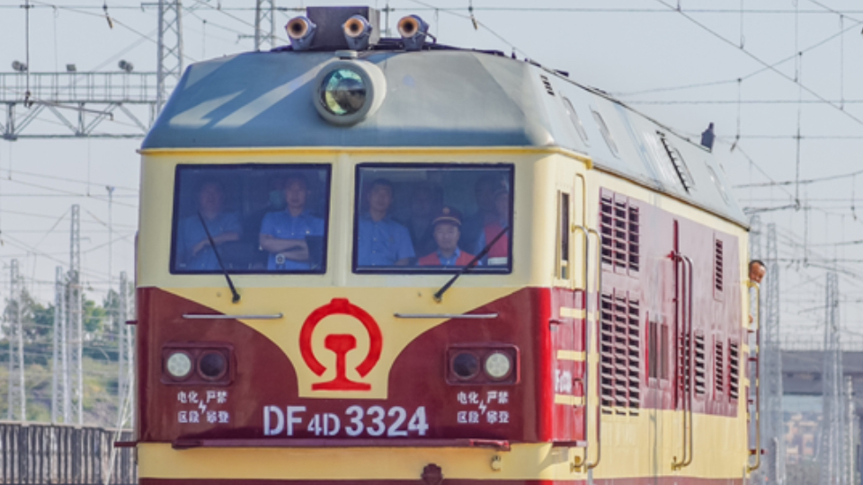 八人乘组的驾驶室?赤大白铁路首班客运列车纪实(1)