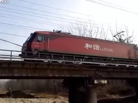 【火车视频】Z186次(深圳——沈阳北)列车减速通过发出噪音