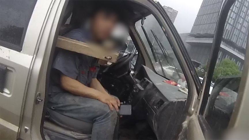 男子乘坐面包车使用奇葩安全带,民警拦截后惊呼“要命”!