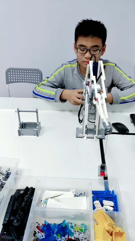 ...塔吊》涉及:桁架结构、减速结构、定滑轮、三角形具有稳定性等!#乐高