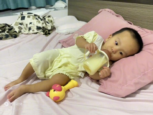 睡觉前喝奶就和喝水一样,咕咚咕咚自己喝,也会给外婆撒娇要哄着