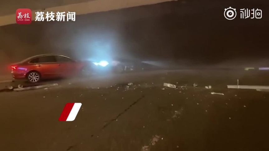 无锡高架桥垮塌 桥下3辆小车被压