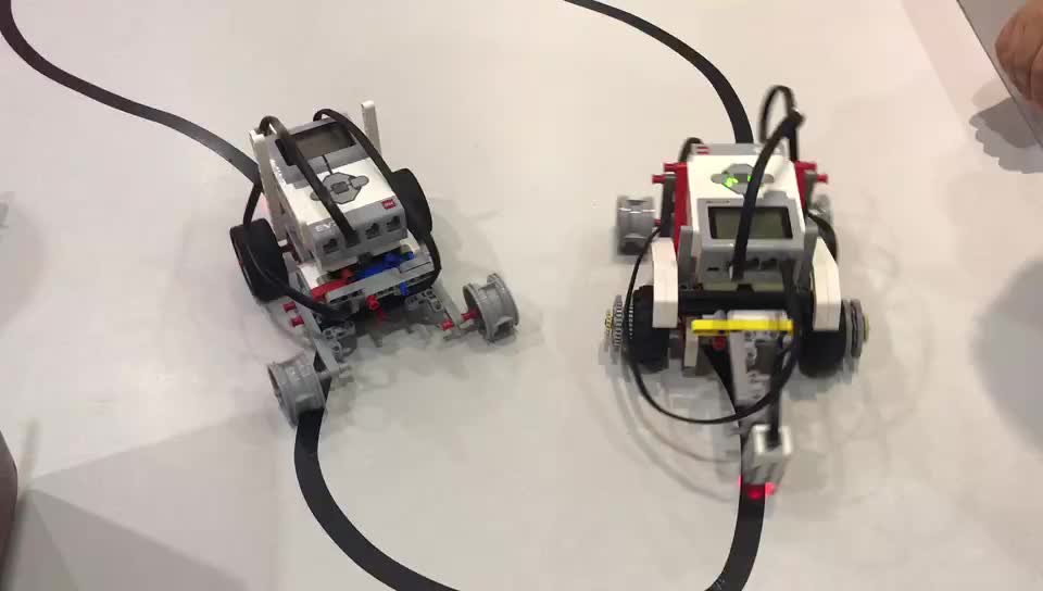 智乐高沿轨迹行走 搭建一个机器车,利用光电传感器识别出黑白色,控制...