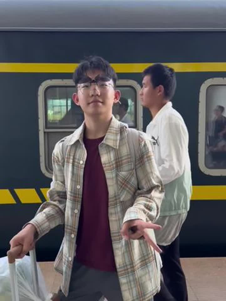 小毛第一次坐绿皮车初体验 #旅行vlog #有家小店叫童年