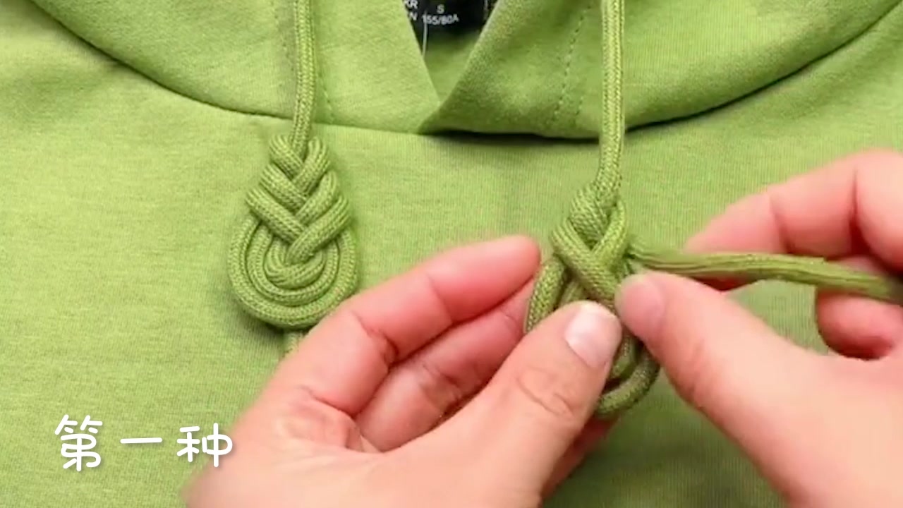 全网最火爆卫衣带子的五种系法,简单好看,超级实用!快试试!