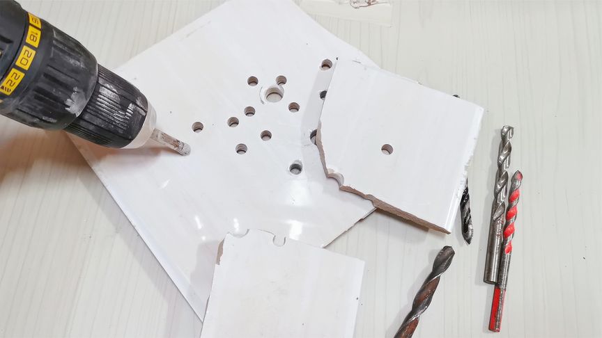 普通钻头给瓷砖打孔太难了,水电工用这个钻头,一打一个洞真方便