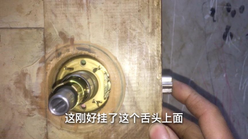 水电工更换球型门锁,安装简单,一看即懂
