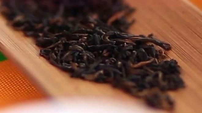 普洱生茶和熟茶有什么区别,哪个更适合夏天喝?看完就明白了