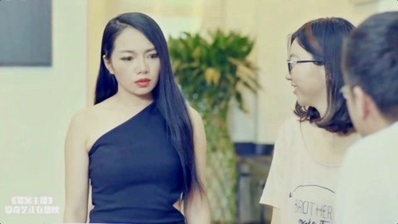 美女听说自己上微博热搜,脸上的反应瞬间亮了!