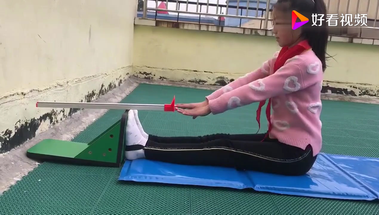 坐位体前屈示范(腿部柔韧拉伸)示范人:刘文静,来源好看视频