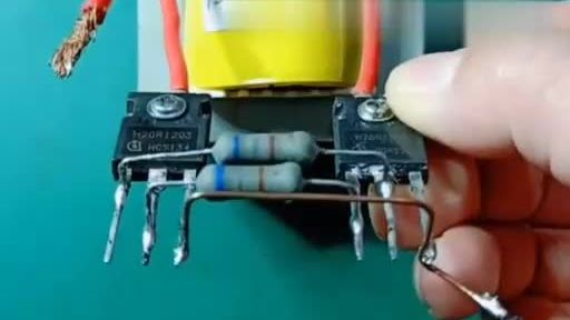 老师傅自制升压逆变器,用12伏电瓶点亮220伏节能灯,配有电路图