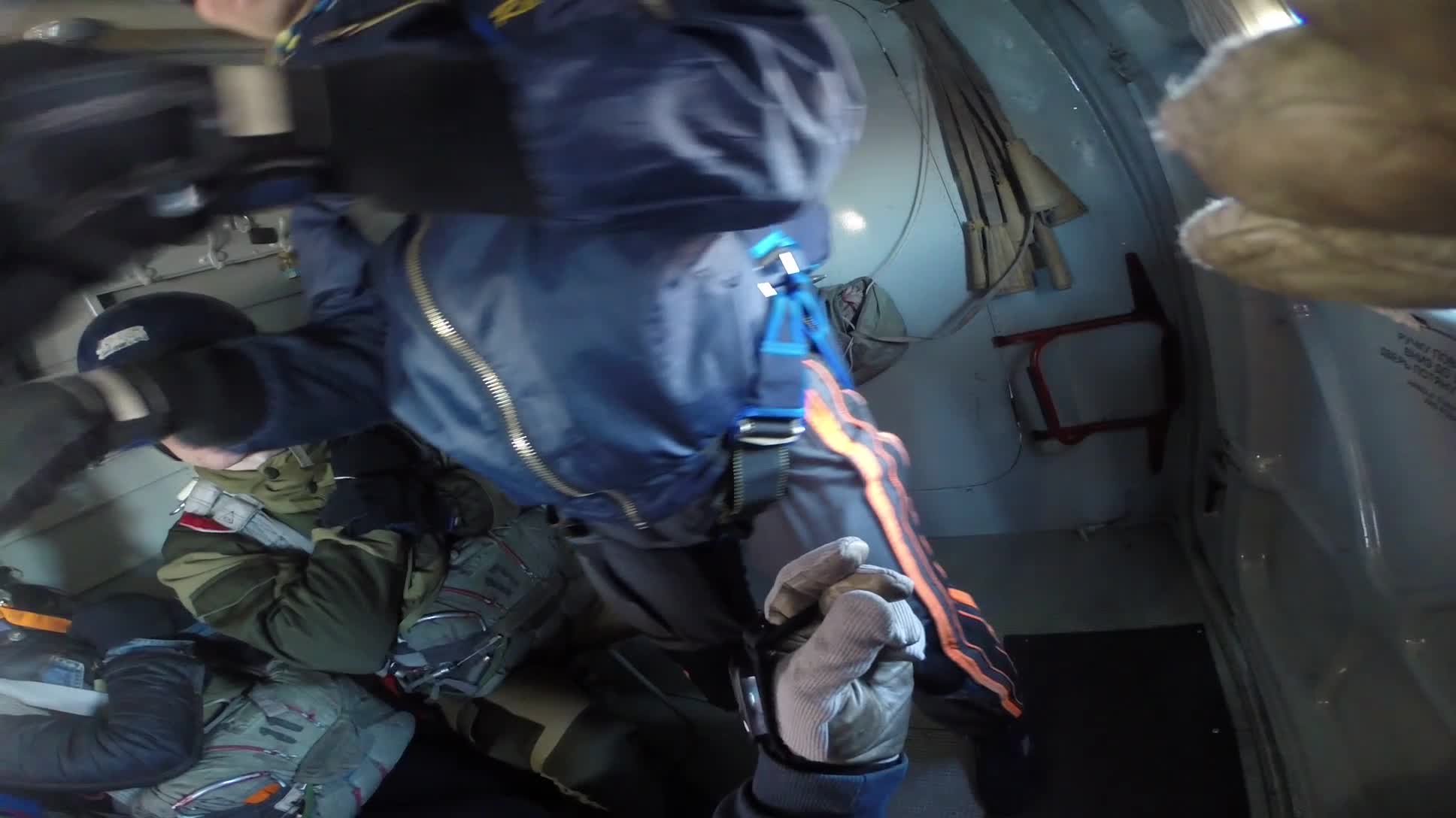 俄罗斯人生第一次跳伞!800米高度,空降兵D-10降落伞。