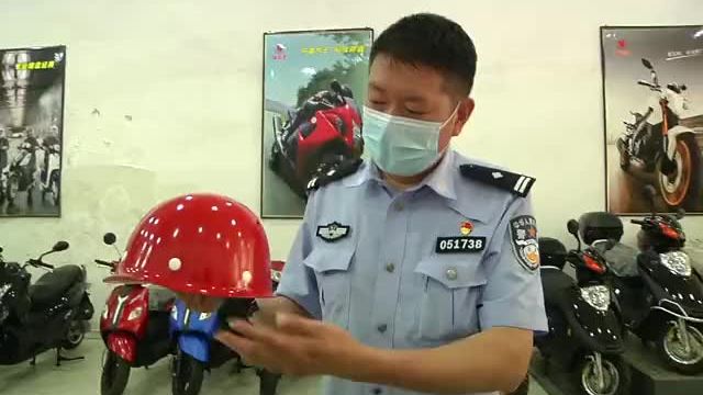 如何挑选佩戴头盔 荆州市公安局交管局三大队民警李辉现场展示
