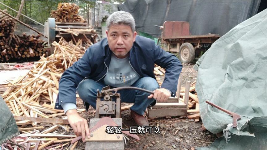 实木衣架用的多了,给大家看下制作衣架时是怎样安装挂钩的