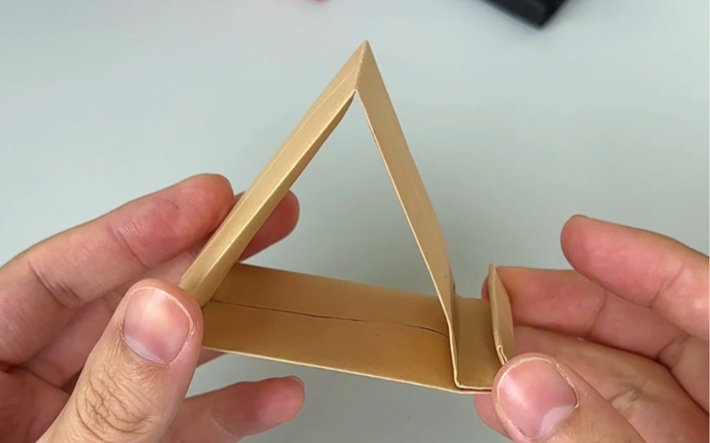 教你用A4纸,简单几步折成手机支架,追剧必备