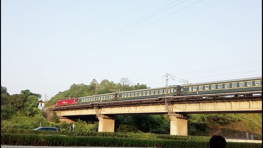 宁波-广州K209次列车通过京九铁路赣州贡江特大桥