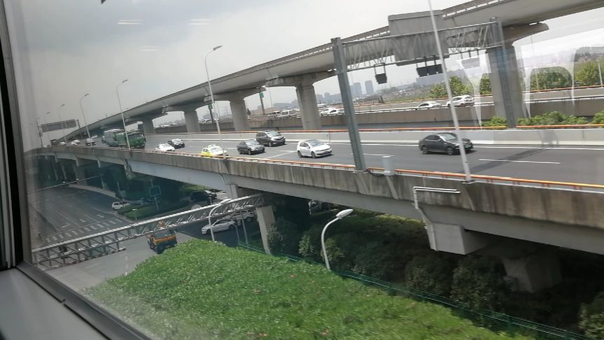 上海磁悬浮列车300km/h