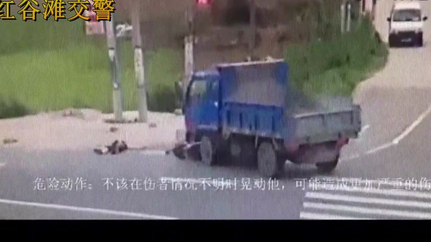 交通安全警示:货车从非机动车道闯红灯,电动车付出惨痛代价