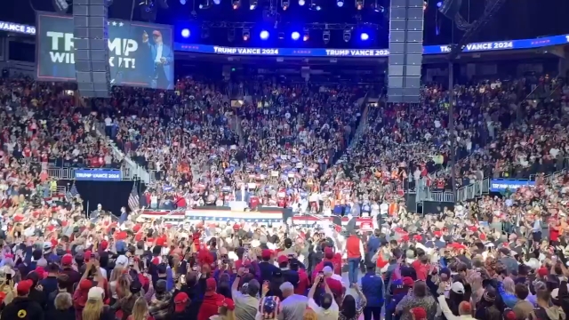 威斯康星州,川普集会。当川普登上舞台时,全场爆发出“美国,美国,美国...