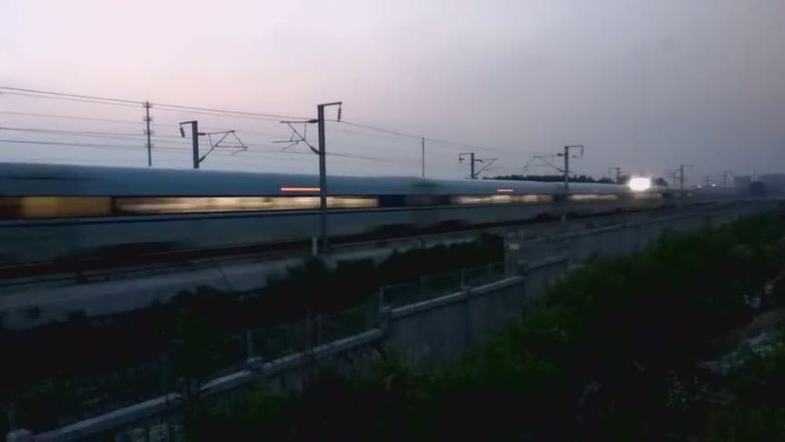 现场实拍:南京到安庆的城际火车G9577通过南京铜井镇!