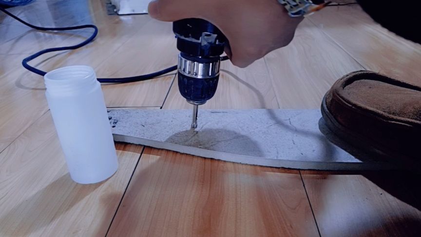 用玻璃钻头在瓷砖上开孔瓷砖不会坏,现在就演示给大家看一下。