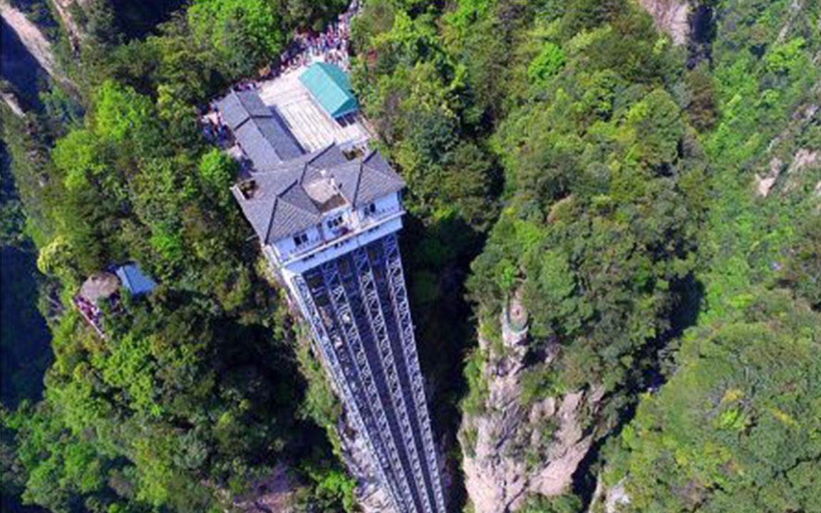 盘踞于悬崖峭壁上的天梯,比玻璃桥还惊险,你敢坐吗?