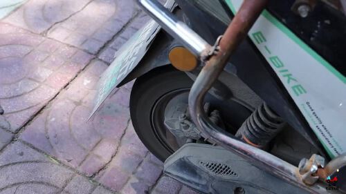 电动车正常行驶后轮突然倒转什么原因?问题很严重原因挺简单