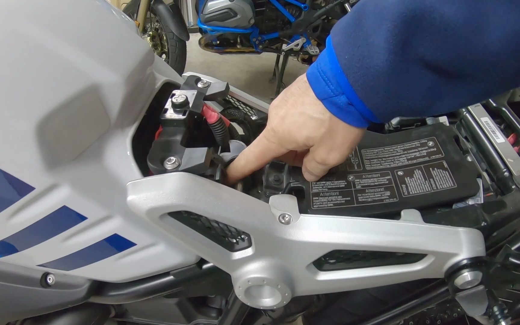 BMW RnineT 宝马拿铁 更换电瓶教程