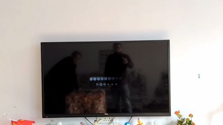 电视机卡在开机画面怎么办?小伙强制刷机来解决