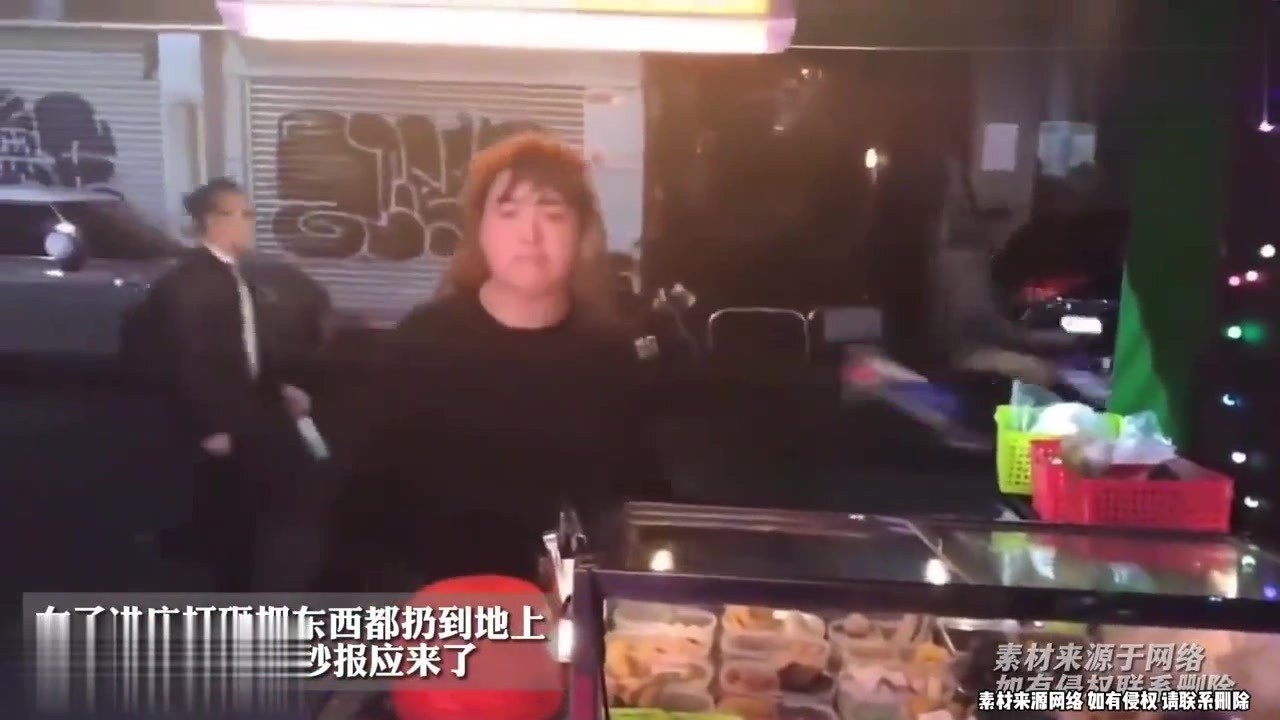 女子进店打砸把东西都扔到地上,结果嚣张不过10秒报应来了