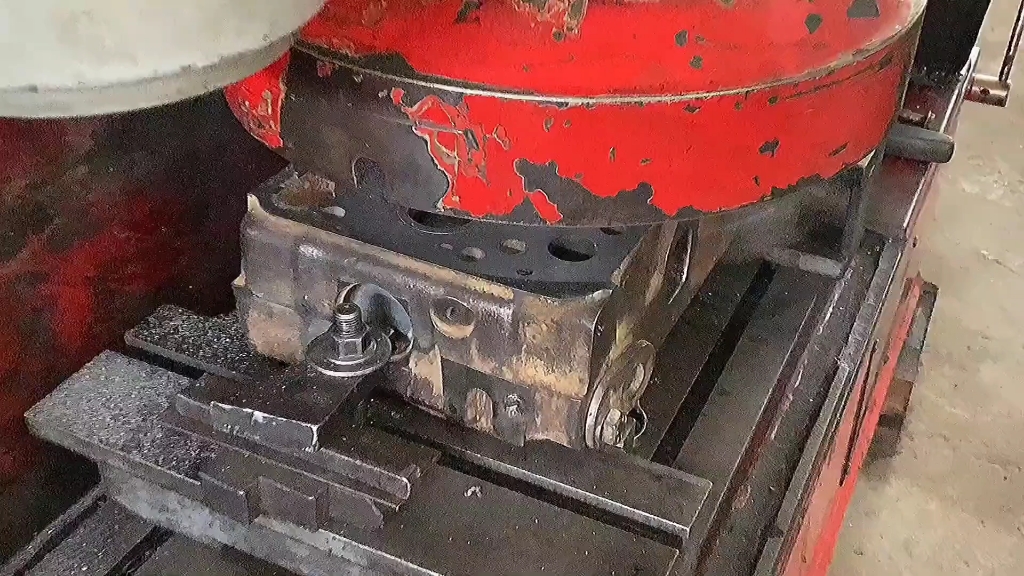 巴基斯坦汽车修理工老师傅维修报废拖拉机缸盖,维修设备齐全,师傅...